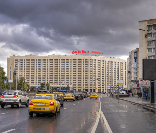 Группа Russ установила на столичной крыше новую имиджевую конструкцию площадью более 200 кв ...