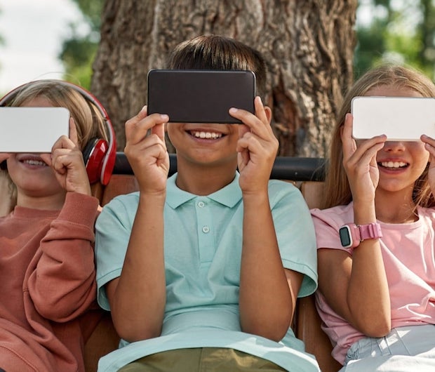 Дети в цифровой среде: как поколение Альфа использует гаджеты, смартфоны, соцсети и ИИ — ADPASS