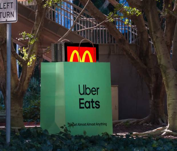 Uber Eats упаковал рекламу McDonald’s, Burger King и Pizza Hut — ADPASS